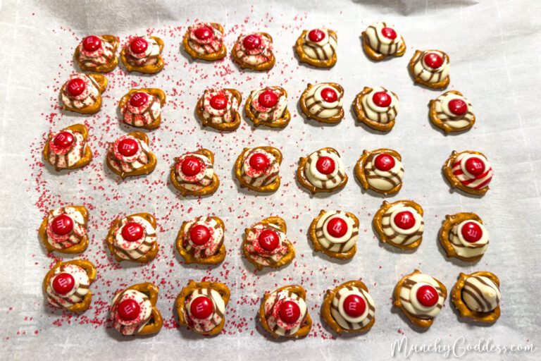 Simple Valentine’s Day Pretzels With Hugs | Munchy Goddess